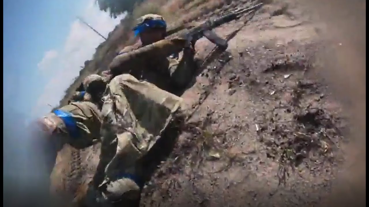 Ukrainian armored convoy ambushed by Russian forces - YouTube
