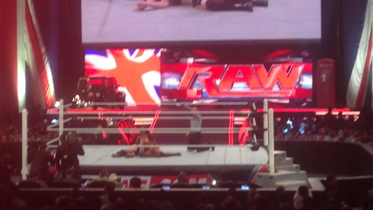 15 Wwe Raw London 19 5 2014 Paige Vs Alicia Fox Youtube