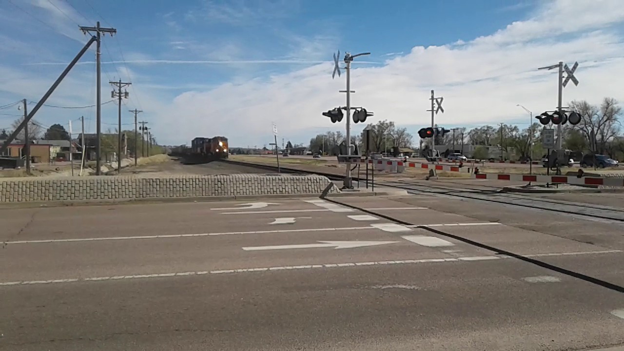 Short BNSF double stack/ autorack train - YouTube