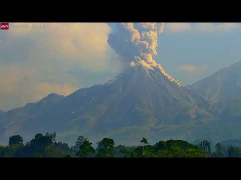 Explosions and pyroclastic flows at Santa Maria volcano, Guatemala ...