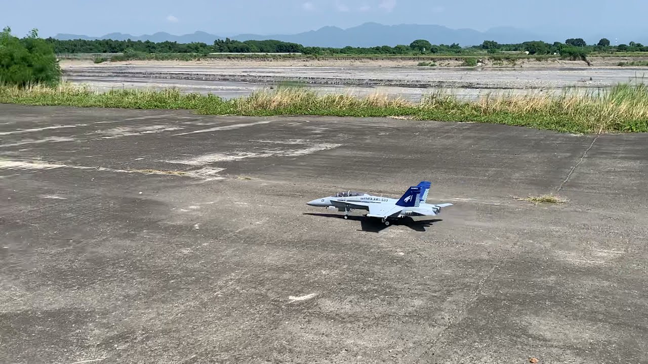 FMS 80mm F-18 飛友王李 里港首航飛行。輕鬆無比。 - YouTube