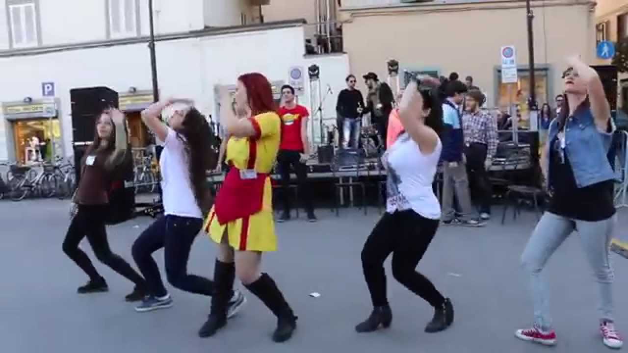 Uptown Funk - TBBT Flash Mob - YouTube