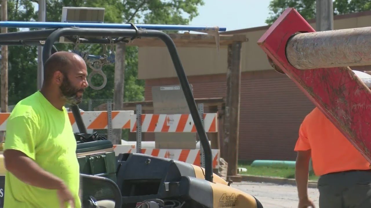 Heat wave affects construction workers - YouTube
