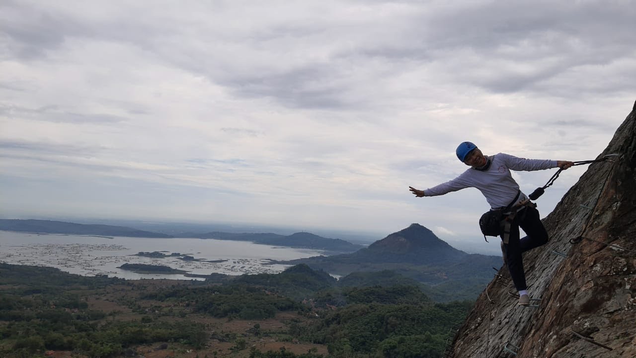 Sky Walker, via Ferrata Gunung Parang - Purwakarta - YouTube