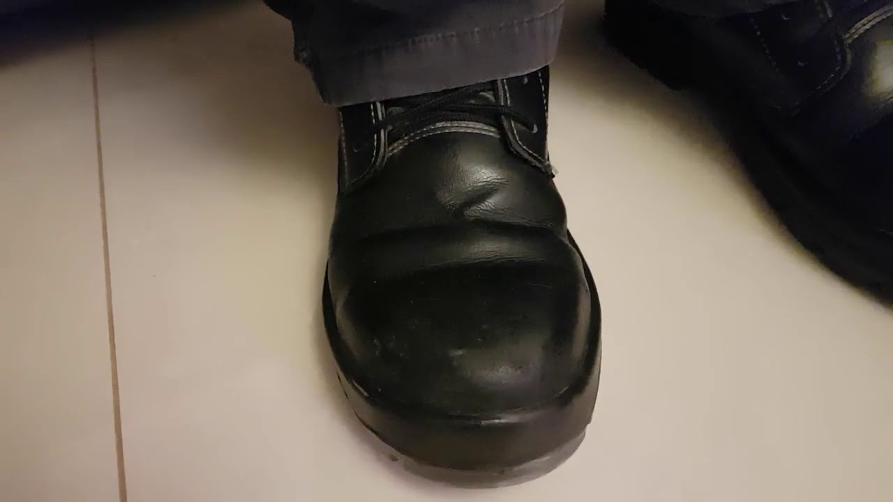Foot tapping in work boots - YouTube
