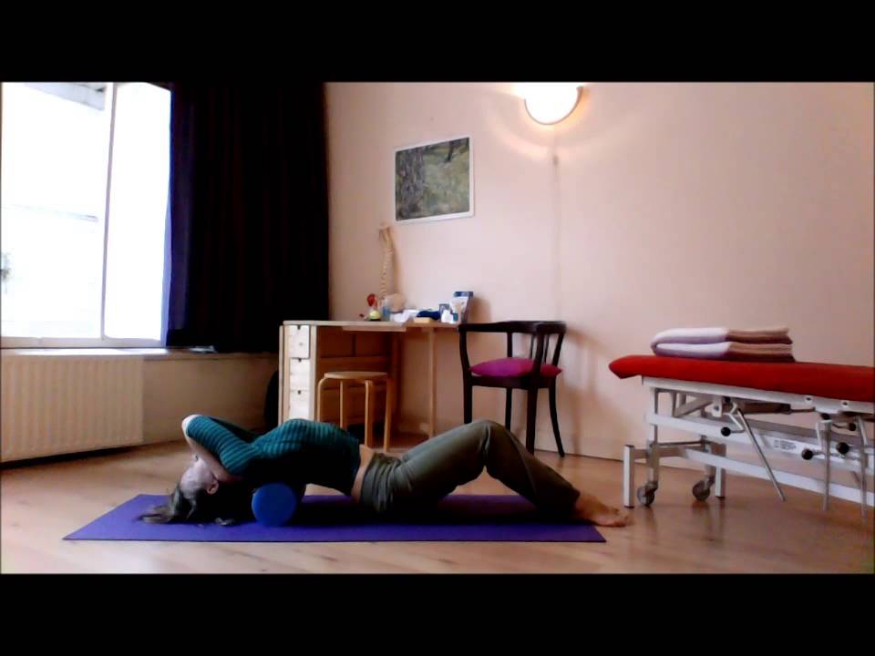 Self-mobilization of the spine with a foam roller @CiaoFysio - YouTube