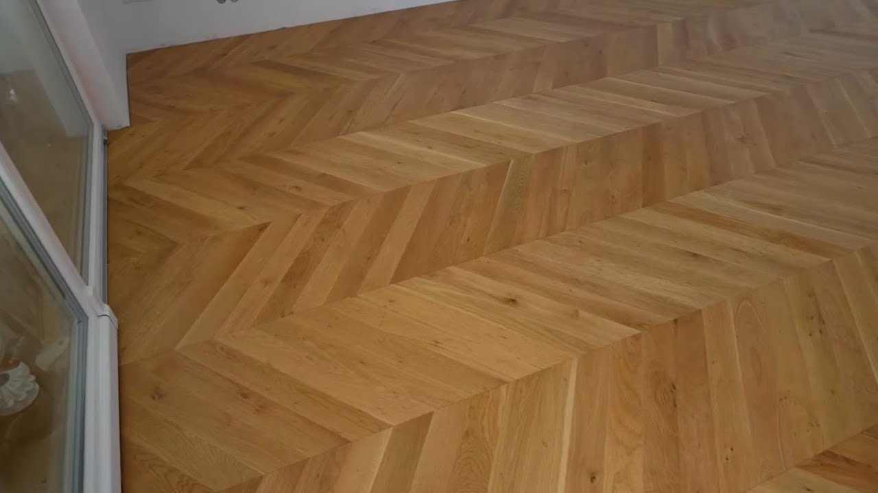Kronosol Parquet : Parquet Chêne Point de Hongrie Chevron - YouTube