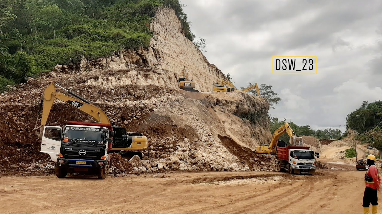 Excavator loading rock excavation material || jjls - YouTube