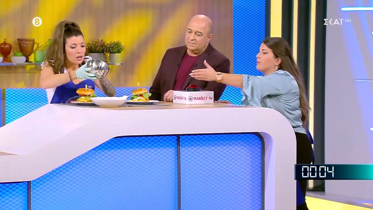 Οι δυο αδερφές, Ελένη και Ειρήνη, μπαίνουν στην κουζίνα και επιχειρούν ...