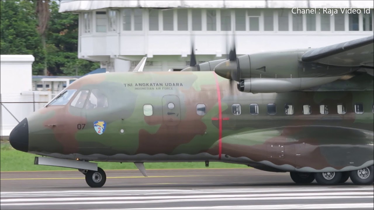 Pesawat CN-235 TNI Angkatan Udara Take Off di Bandara Husein ...