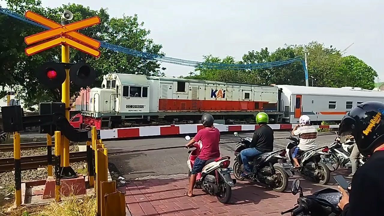 NONTON KERETA API DI PERLINTASAN KERETA API JPL 1B JALAN LAYUR SEMARANG ...