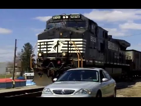NS 8928 C40-9W Leads J13 w/ Killer P5 Horn! at Kenova, WV - YouTube