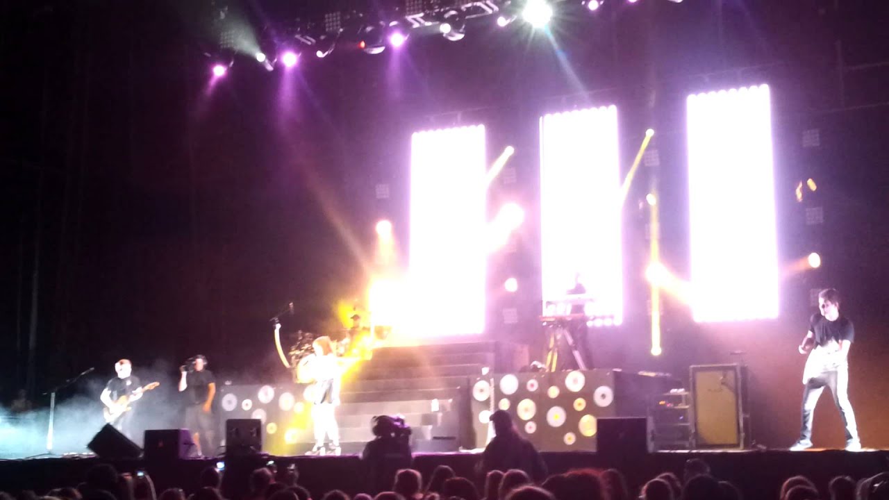 Carly Rae Jepsen - Call Me Maybe (live) - YouTube