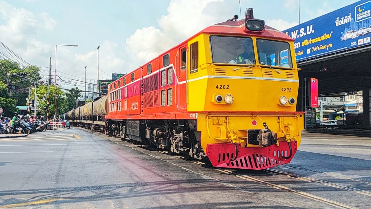 "Alsthom AHK.4202 ติดใจสายแม่น้ำ" ขบวน 633 แม่น้ำ - บึงพระ ผ่านทางตัด ...