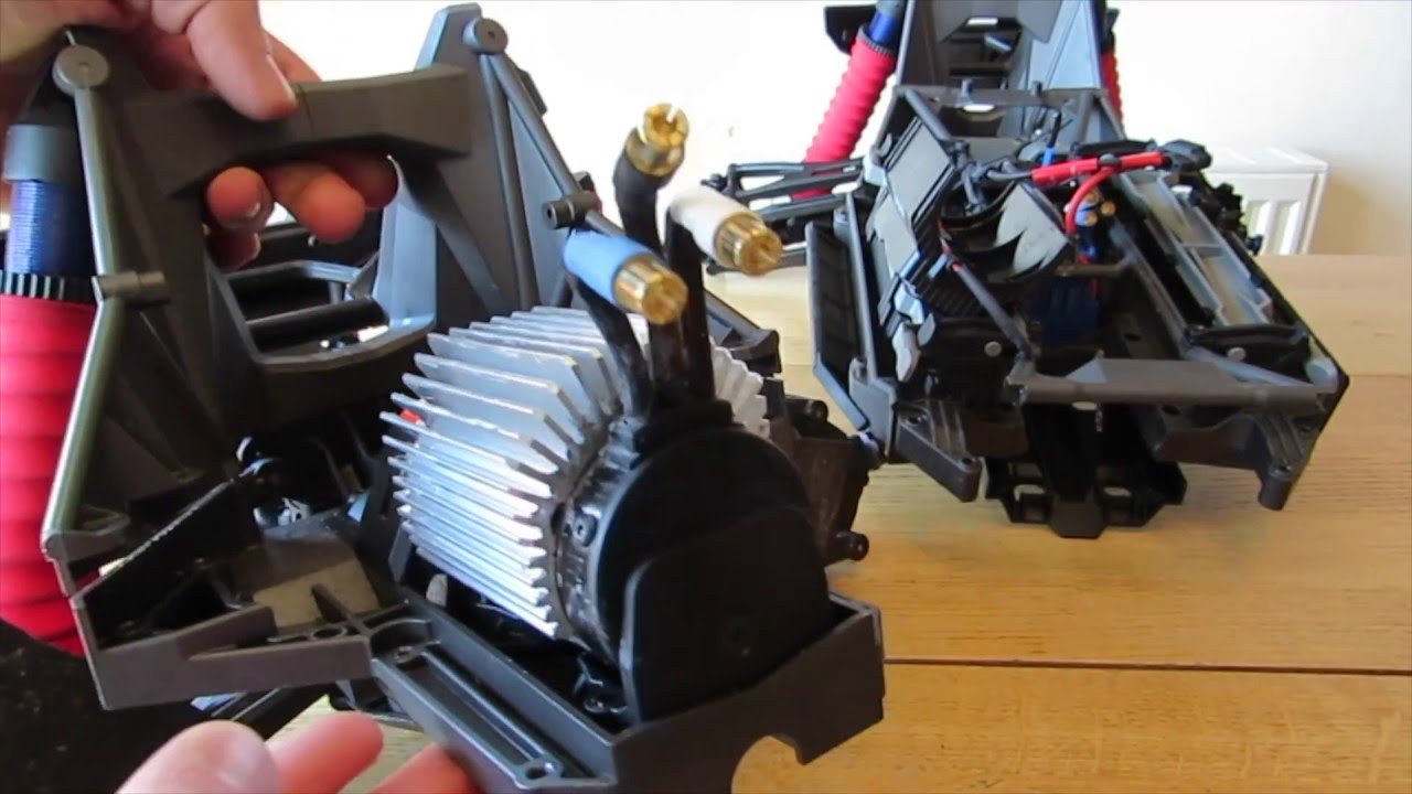 Traxxas XMAXX Rear end removal - YouTube