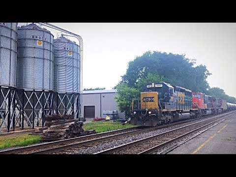 Former Conrail CSX 8887 leads CSX K684 in Nappanee - YouTube