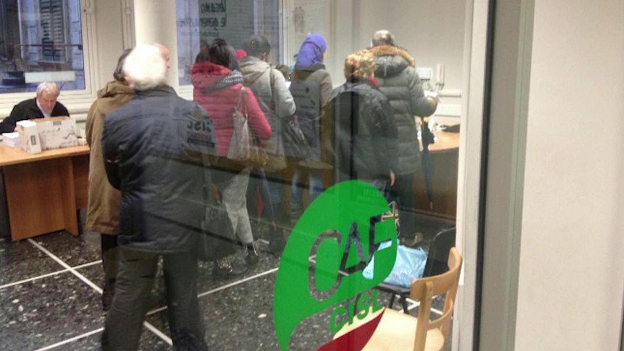 Bari, decine di persone al Caf: "Dateci i moduli per il reddito di ...