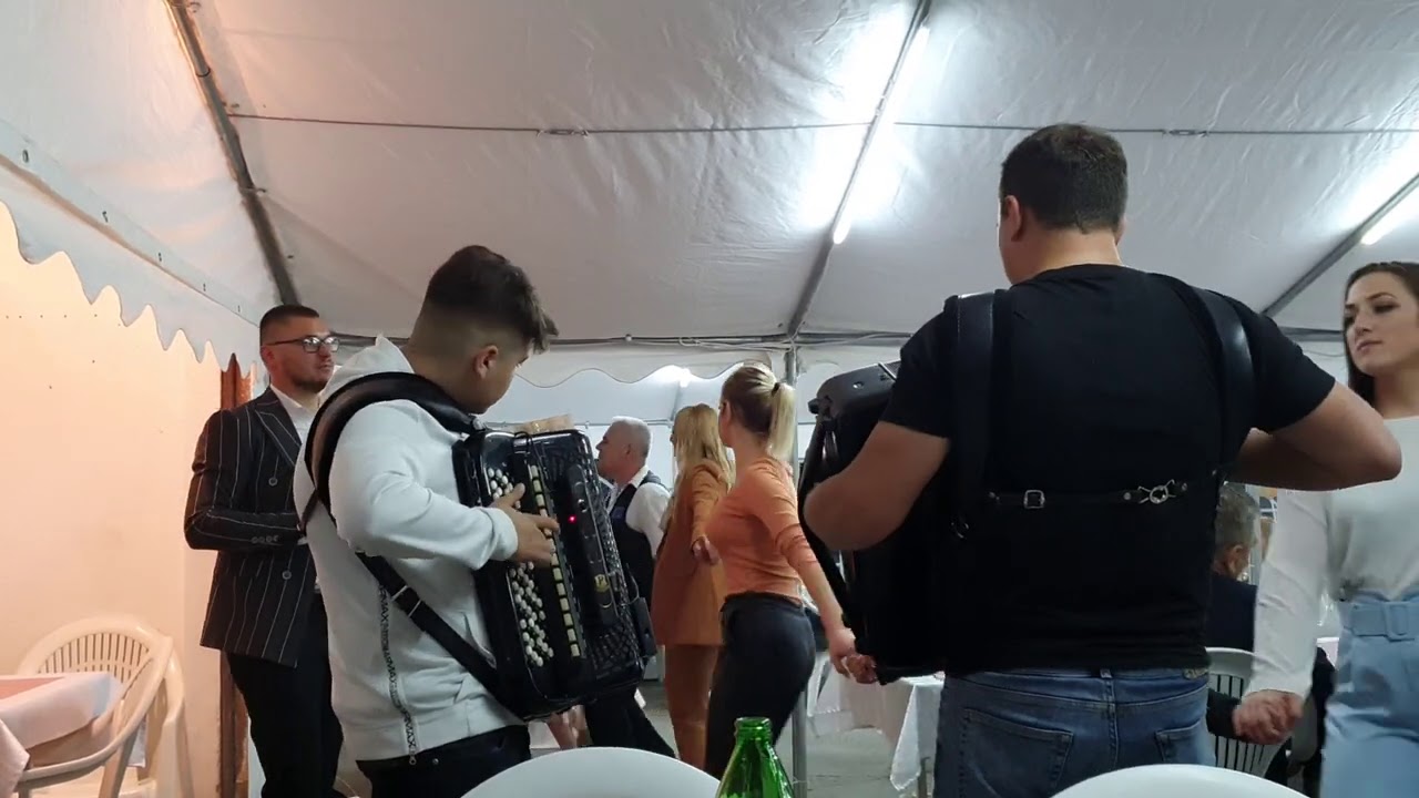 Aca & Zvezdan - Naše selo 🍷 - YouTube