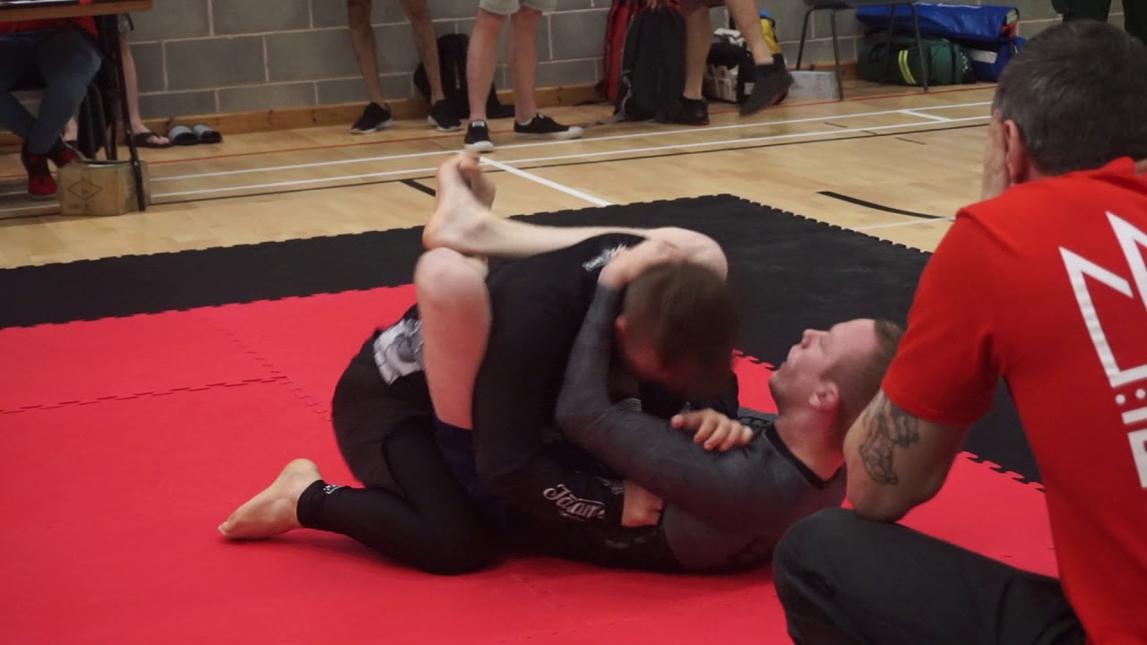 Empire Grappling 4: Light Featherweight under 61.5kg Kyle Hughes Novice No-Gi Match 1 - YouTube