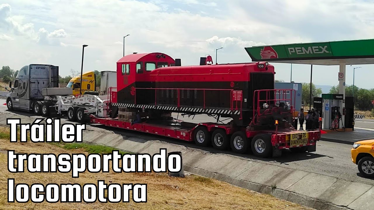 Trailer transporta locomotora por carretera hacia el Tren Maya (Freigthliner Cascadia con low ...