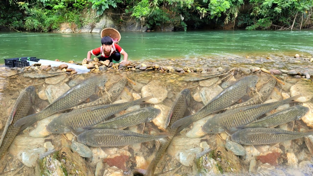 13 year old boy's new way of catching fish. - YouTube