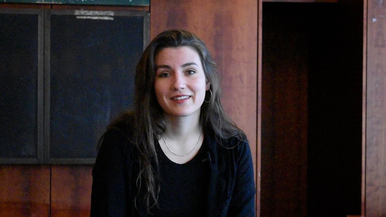 Sarah Kurze über "Hier wird kein Titel stehen" | Junges DT - YouTube