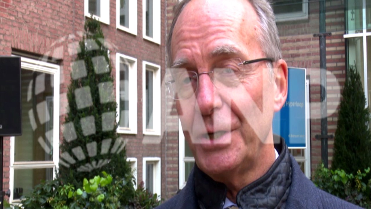 TU Delft presenteert Hyperloop capsule - YouTube