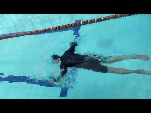 Recoge objetos del fondo de la piscina
