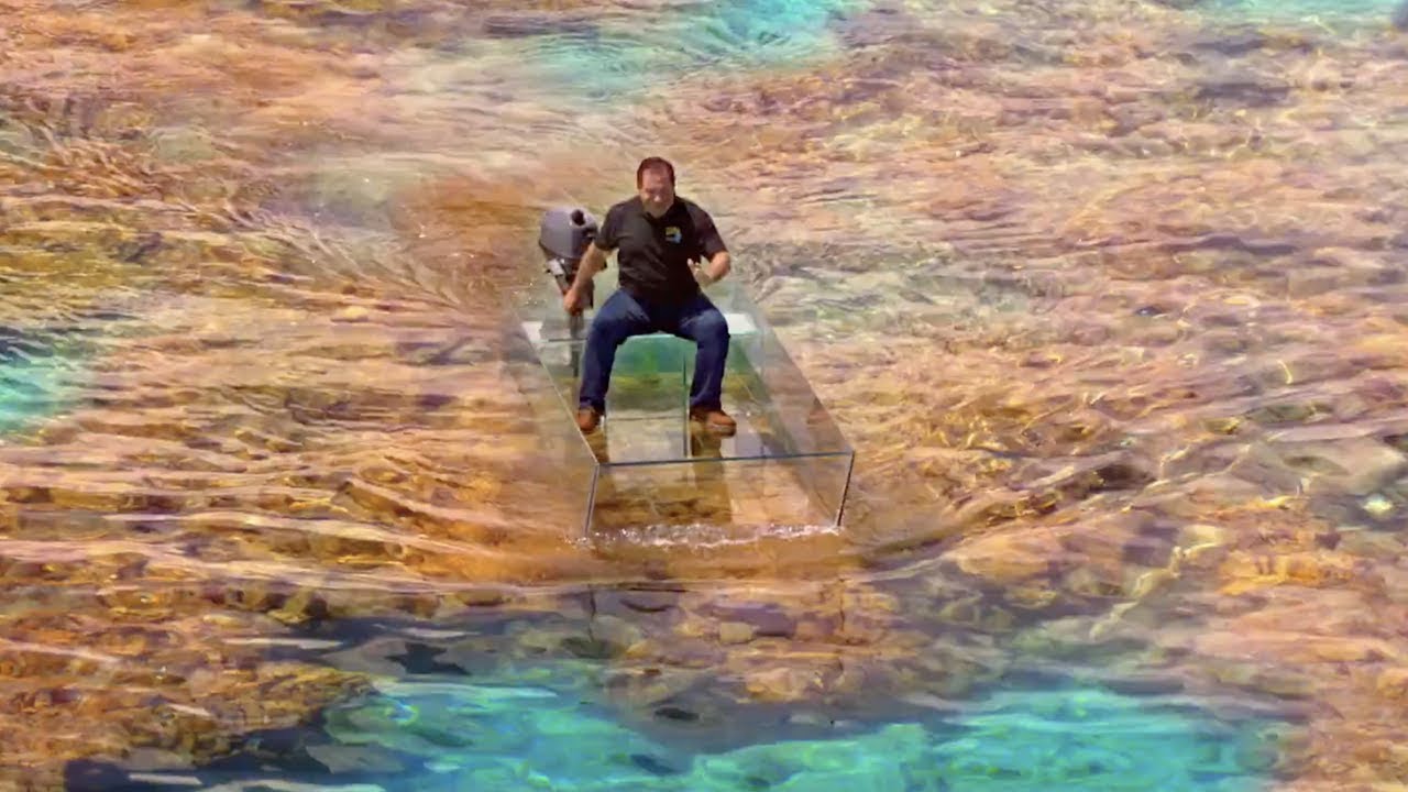 Une barque transparente pour observer le fond marin - YouTube