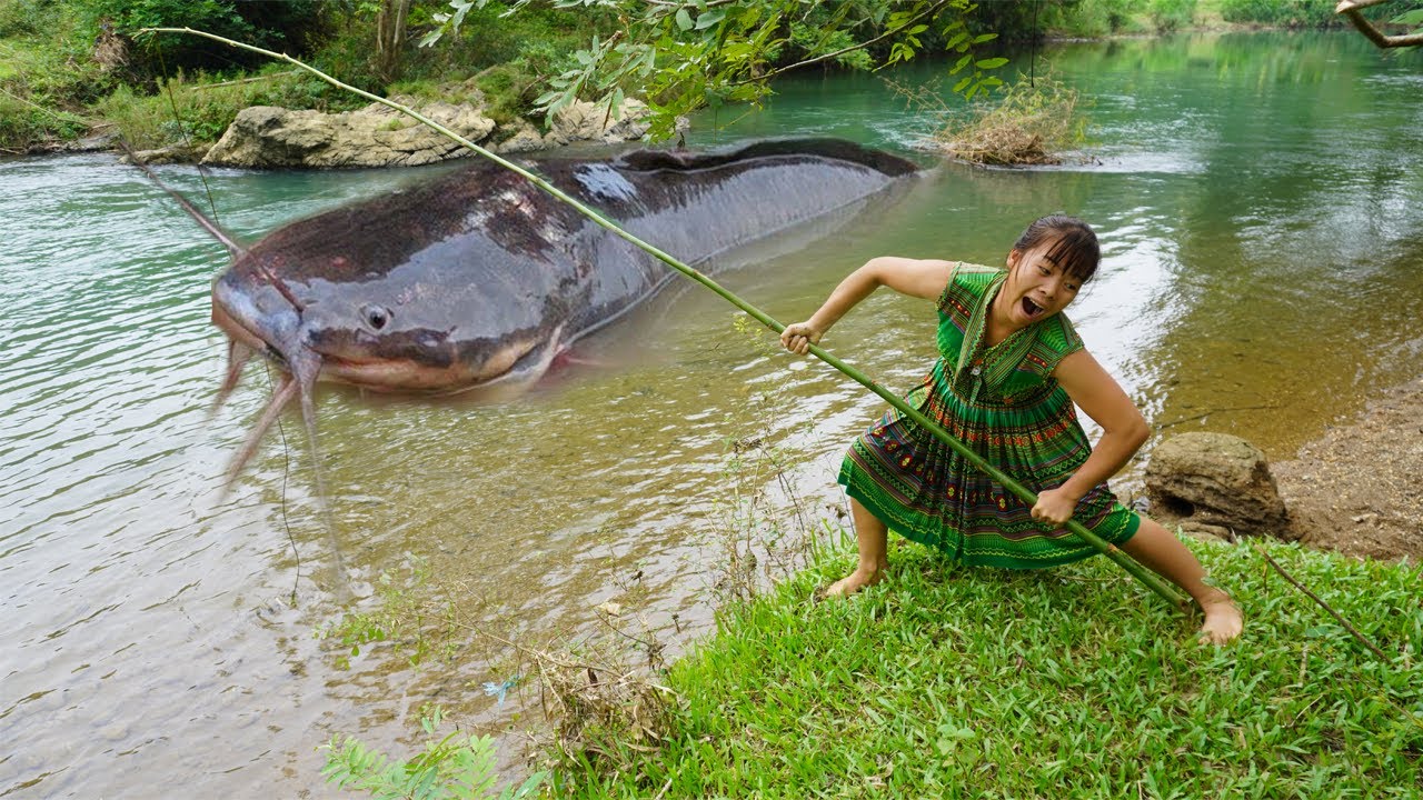 Primitive Fishing - Primitive Life Smart Girl Catch Fish At River ...