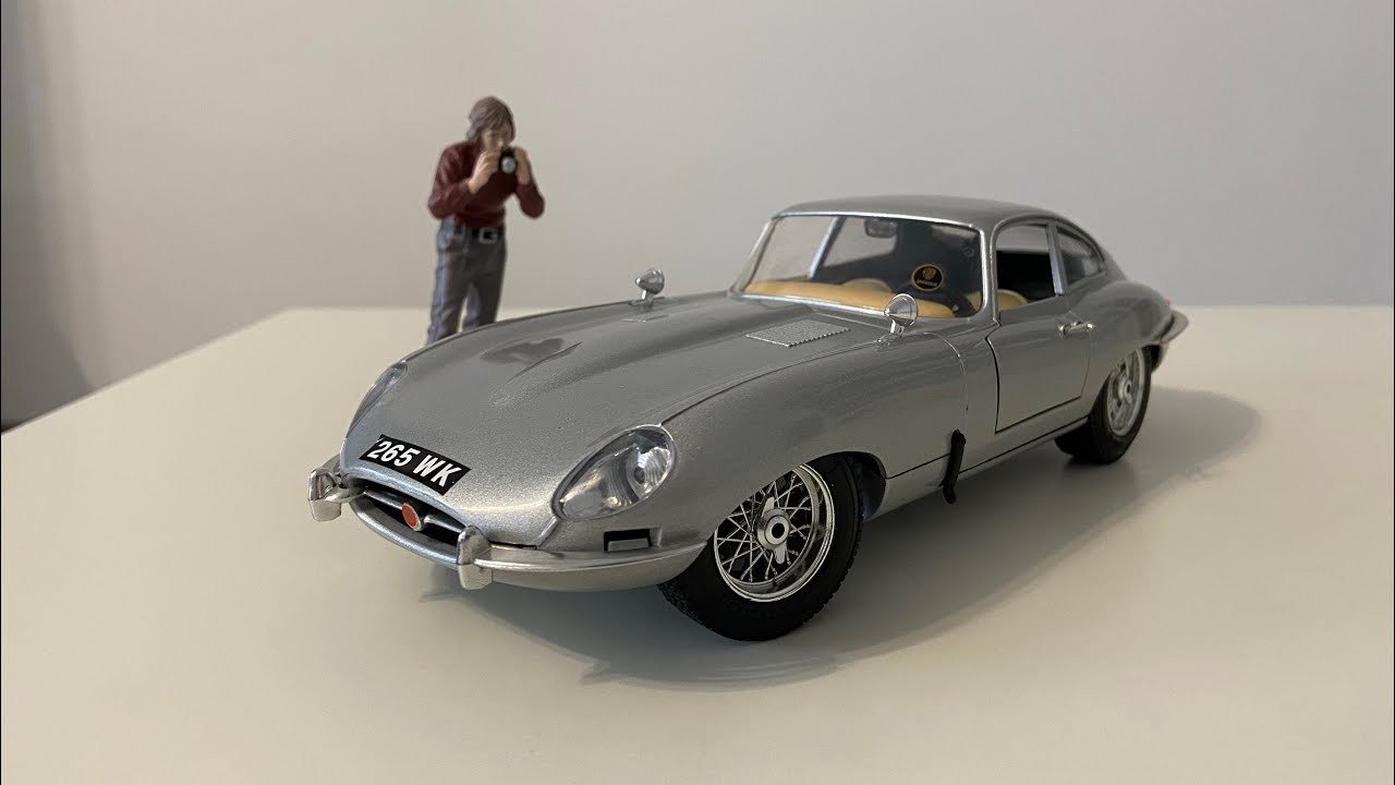 1961 Jaguar E-Type coupe (LHD) 1:18 - Bburago - YouTube