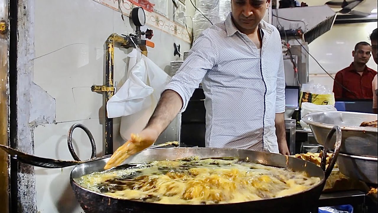 Delhi Man Deep Frying Fish With Hands😟 - YouTube