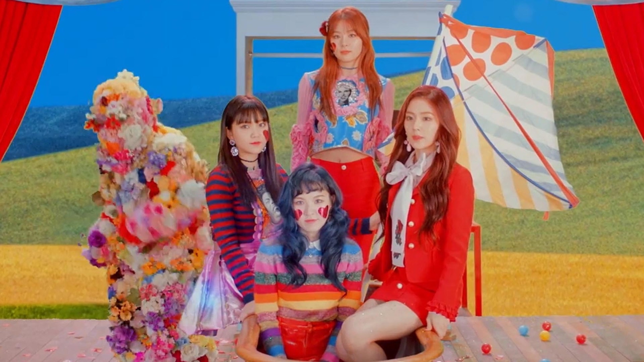 Red Velvet(레드벨벳) 'Rookie(루키)' MV 공개...중독성 강한 훅 더해져 (웬디, 아이린, 슬기, 조이, 예리 ...