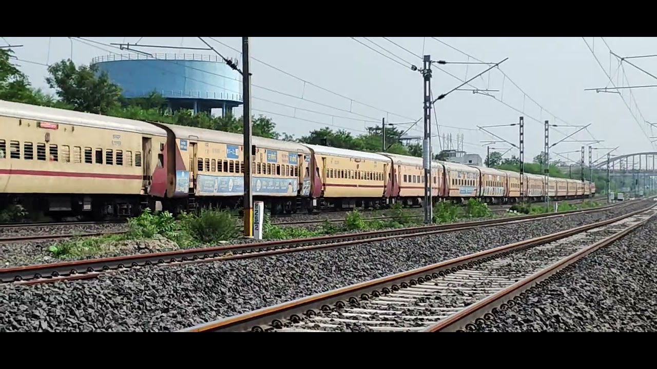 PUNE HOWRAH EXPRESS ARRIVING NAGPUR JUNCTION - YouTube