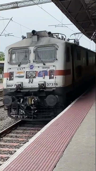 Sanghamitra Express entering Perambur - YouTube