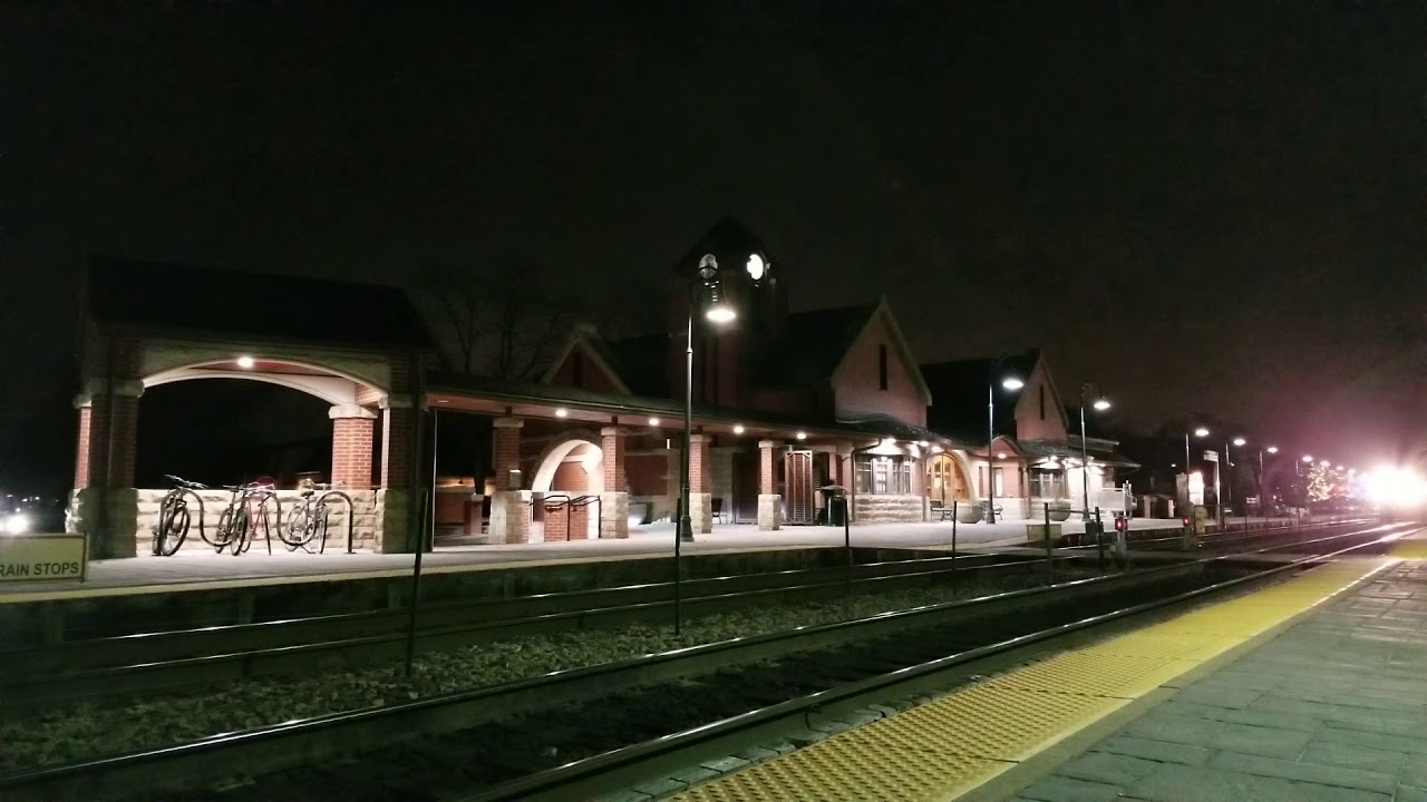 Metra 405 leads train 2139 into Glenview in Milwaukee Road colors ...