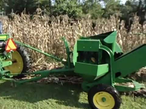 John Deere #18 one row corn picker - YouTube