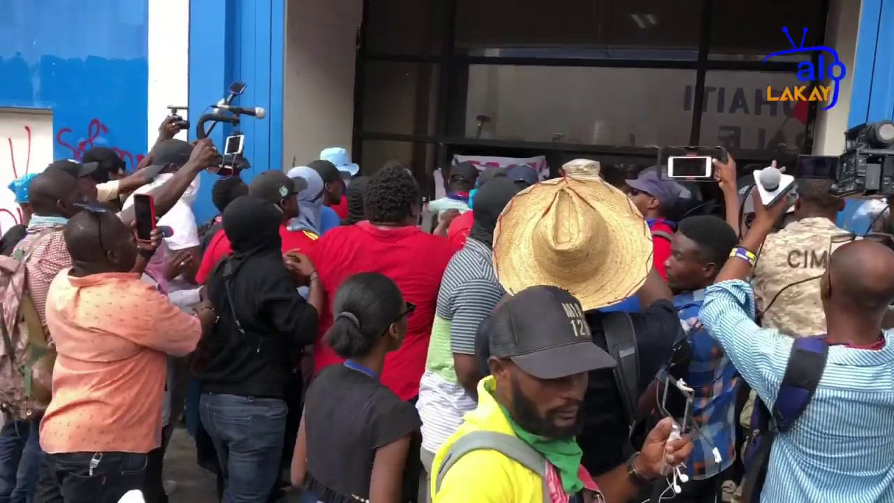 Polisye an sivil VS CIMO Devan DG PNH la anpil sakad - YouTube