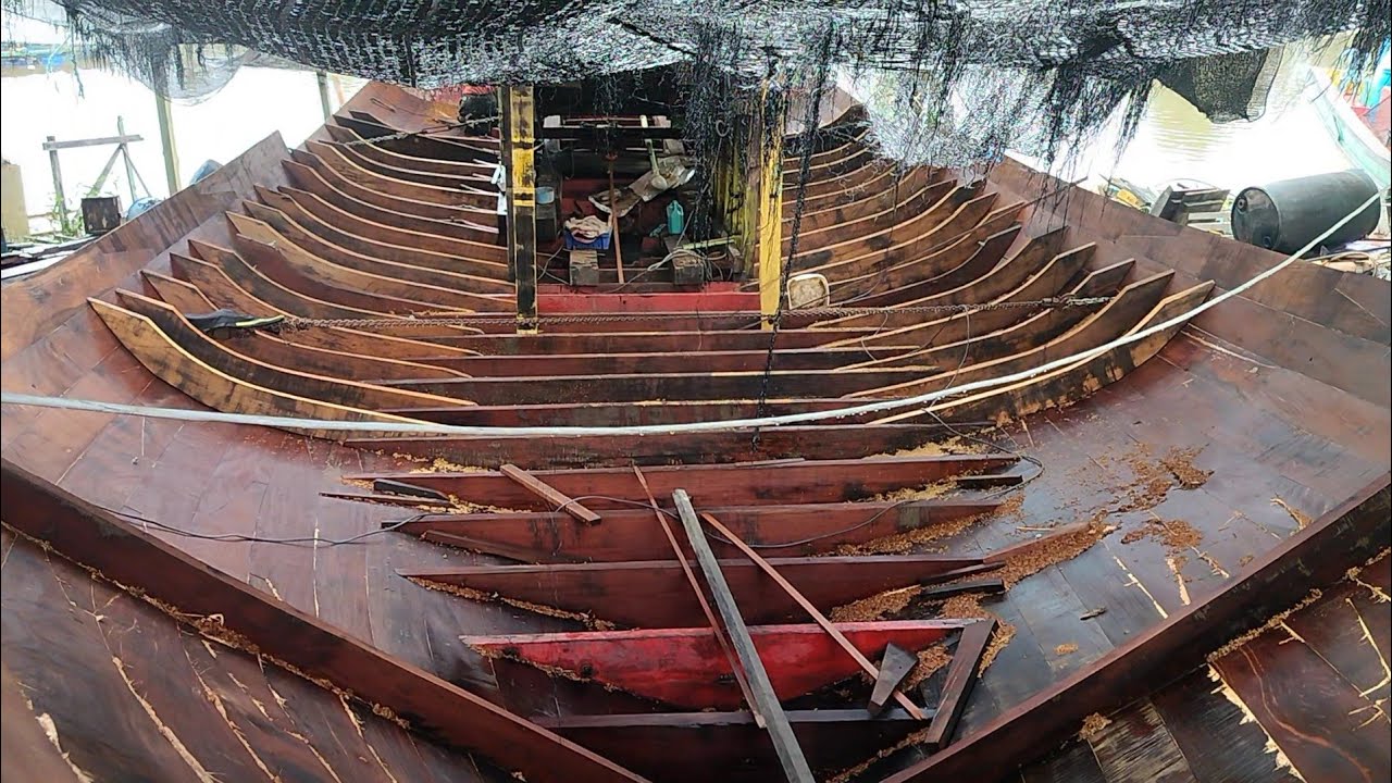 Kegunaan sebatang besi untuk membentuk kayu kon sesebuah bot.. - YouTube