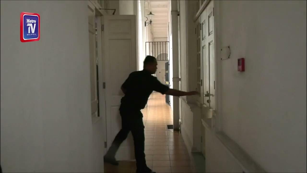 Pegawai polis didakwa bunuh pelajar tukar pasukan peguam - YouTube