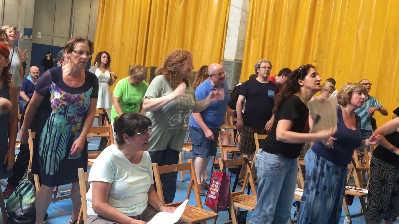 Taller de Gospel amb Karol Green a la Trobada de Cors d'Olot 2017 - YouTube