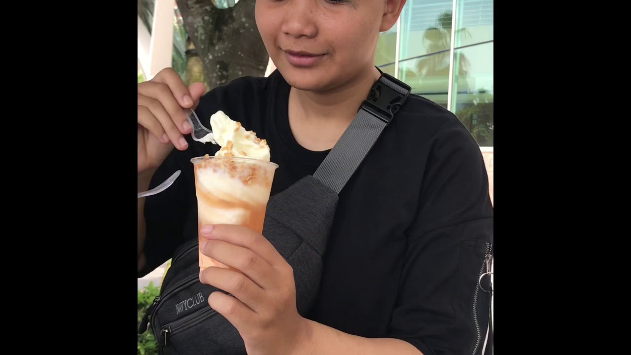 Beli Yubari Melon Float pas jalan2 di Merlion Park, Singapura..tp ...