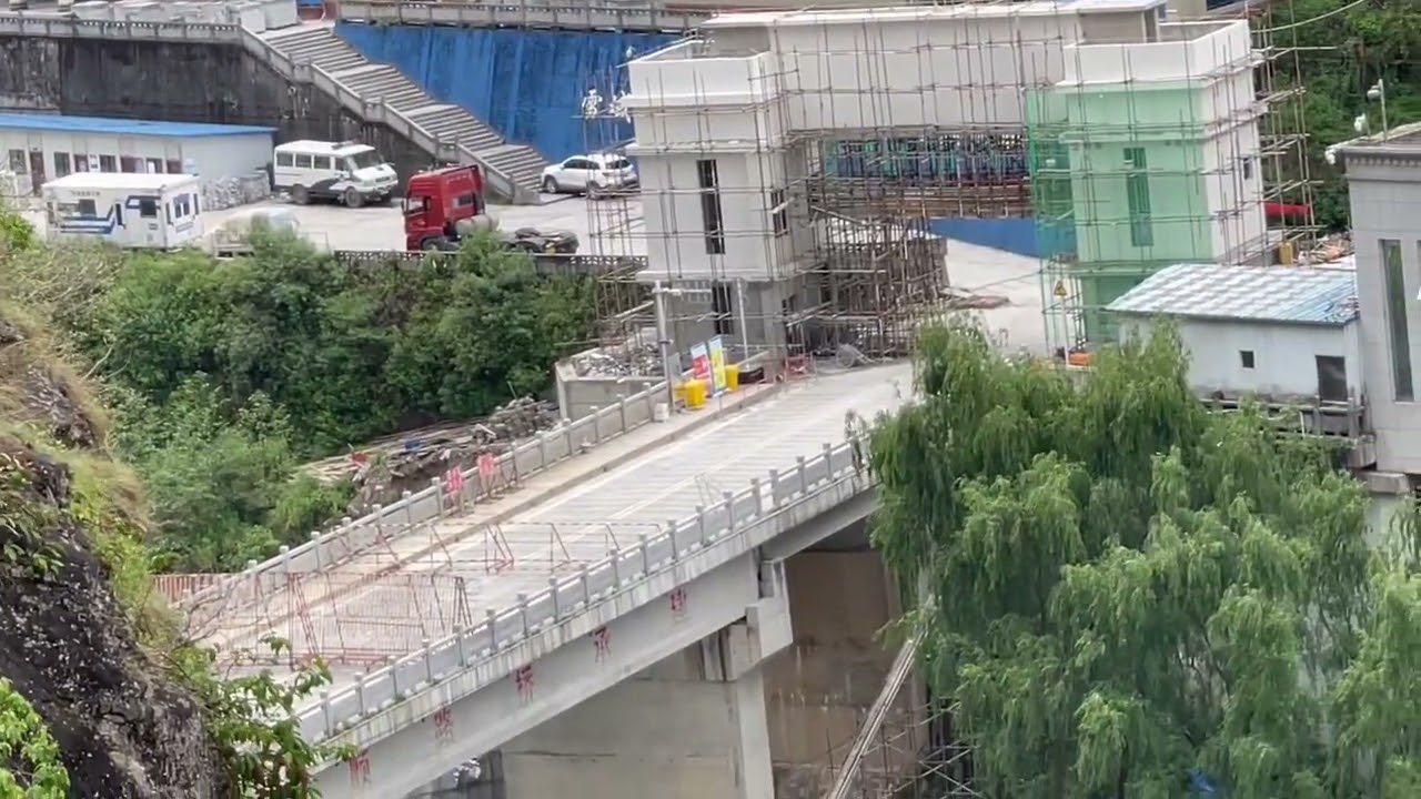 Border of China and Nepal khasa bazaar - YouTube