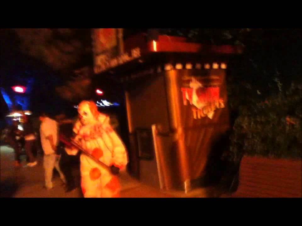 Kid Screaming Funny After Getting Chased At Universal Studios - YouTube