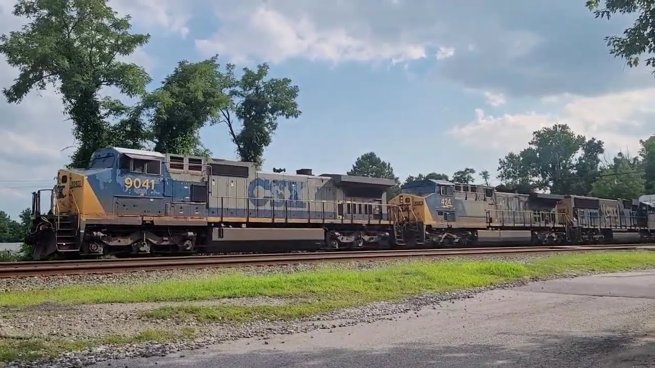 A Dash 9 Leads L123 Past St.Denis - YouTube