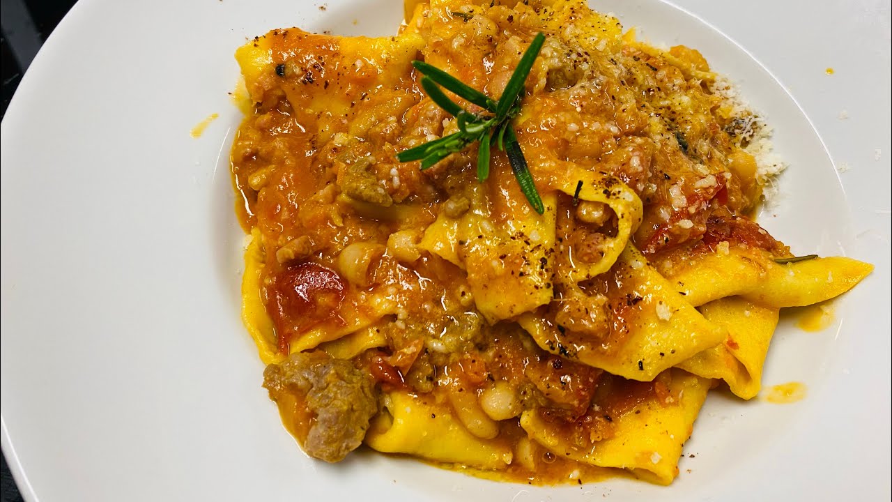 Fazzoletti di pasta con ragù di fagioli. facile veloce economico e ...