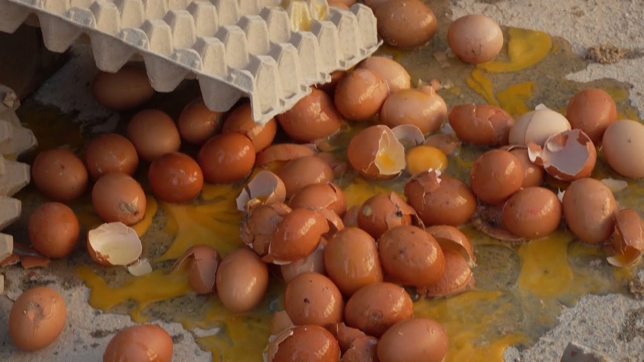 Eggs and flour fly as Spanish town of Ibi stages annual 'Els Enfarinats ...