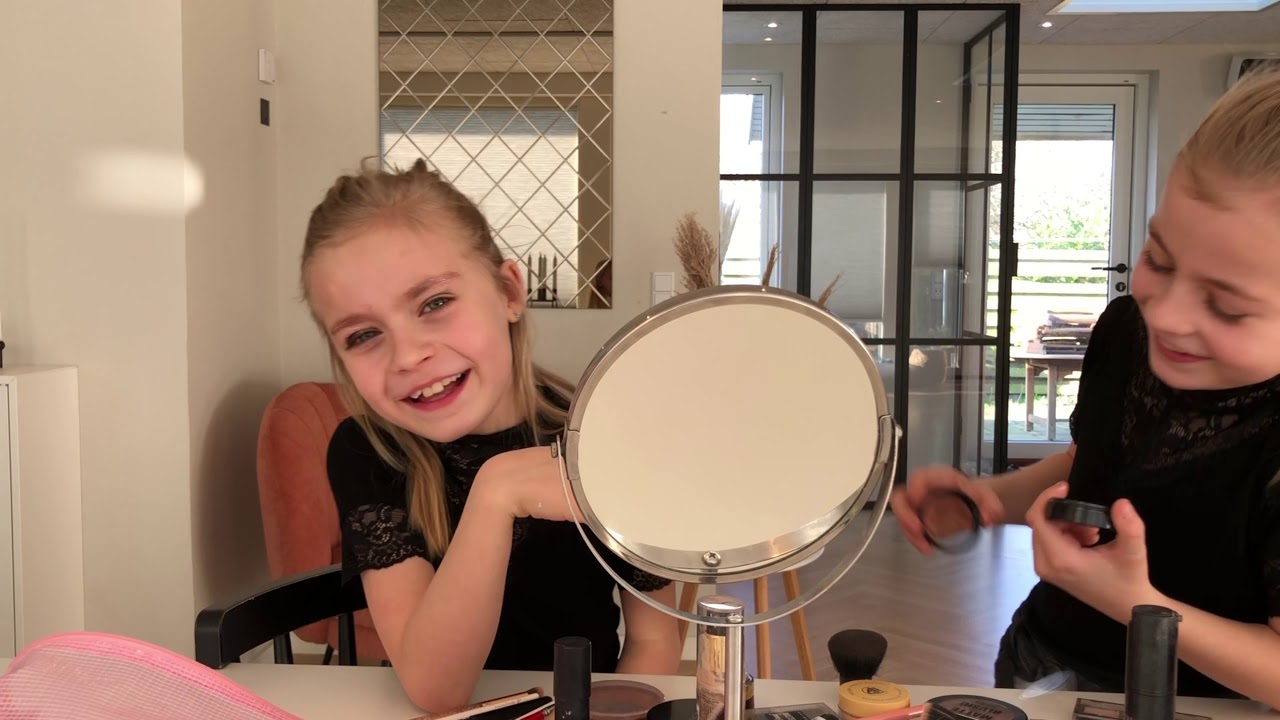 Ronja og Silje: Vi gir’ hinanden makeup på! - YouTube