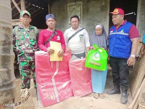 Babinsa Salurkan Bantuan Kemanusiaan Untuk Warga Terdampak Puting Beliung di Desa Macan Putih