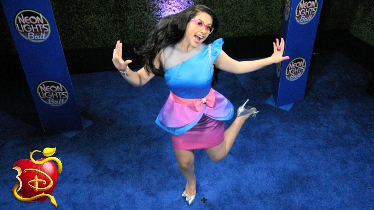 Jane Jordan's Blue Carpet Minute Descendants Wicked World - YouTube